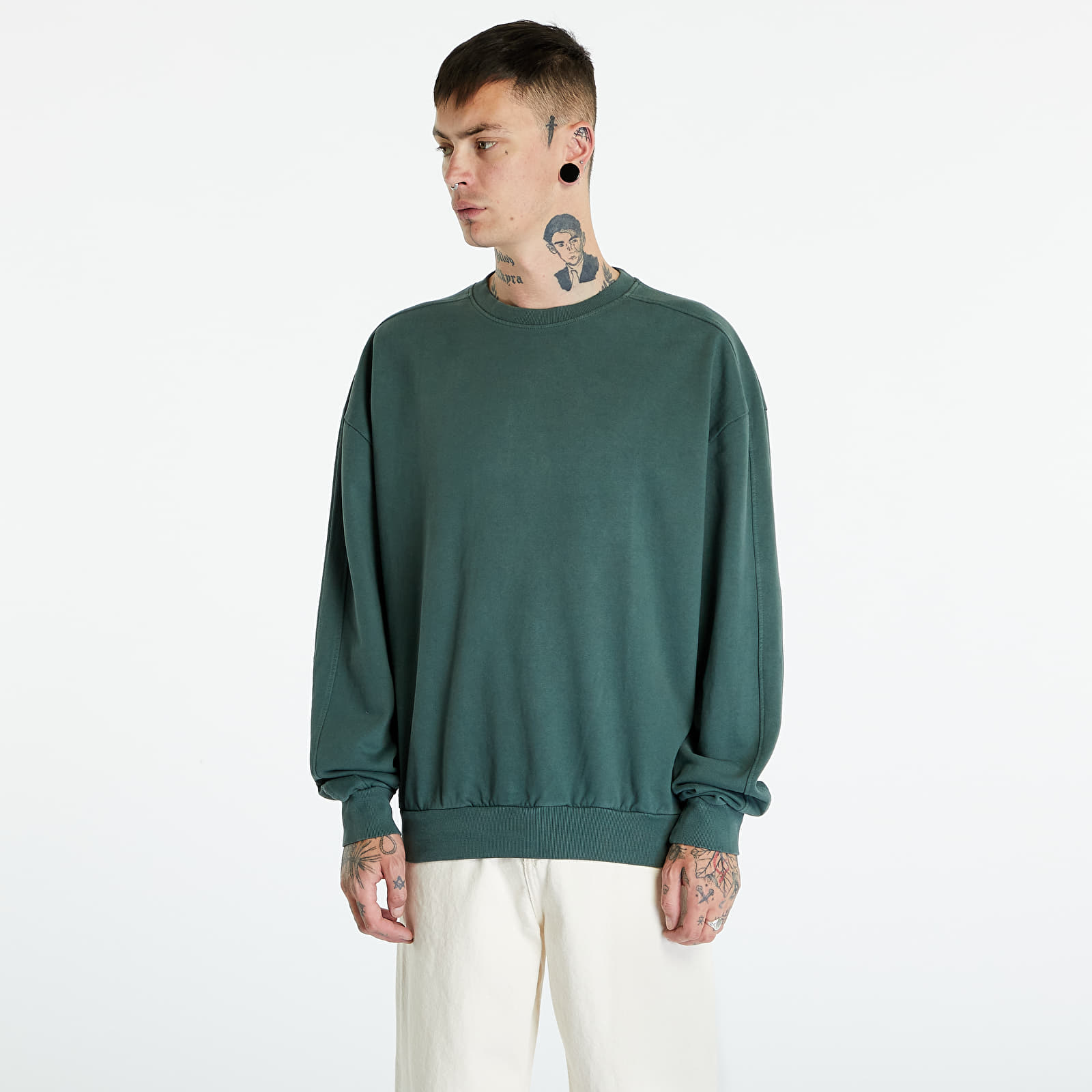 Mikiny Urban Classics Heavy Terry Garment Dye Crew Bottle Green (TB4956-02245) | Queens 💚