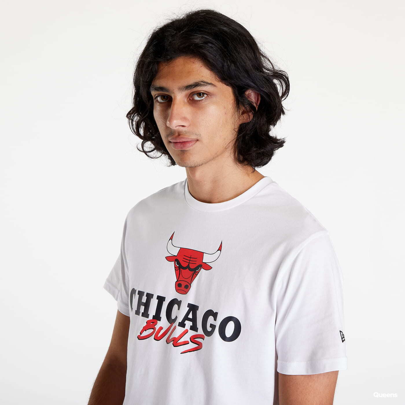 Trička New Era NBA Script Tee Chicago Bulls White (60284676) | Queens 💚